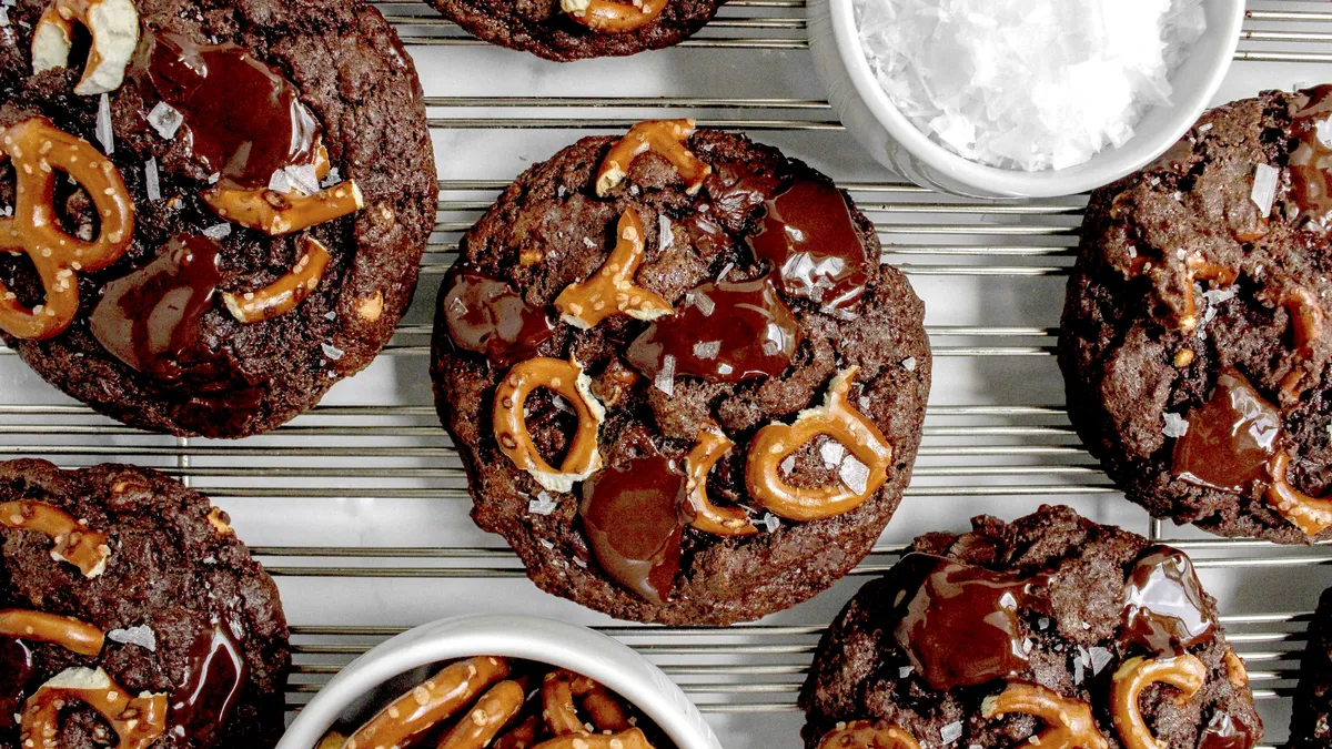 Salted Caramel Pretzel Crunch Cookies - The Roosevelt Review